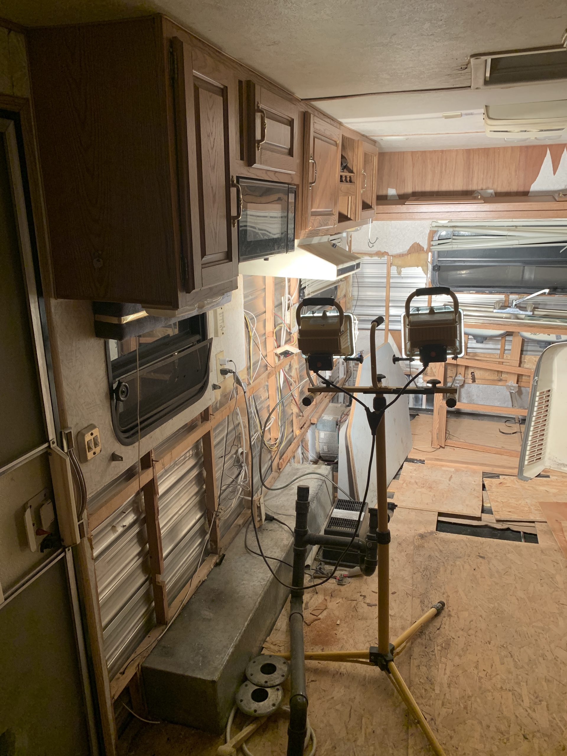 We bought a junk camping trailer for $500! – LRN2DIY