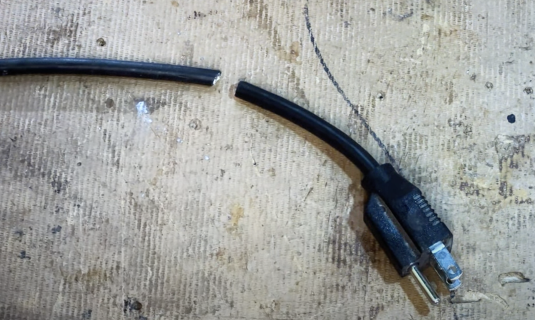 Fix a Broken Power Cord in 4 Minutes! – LRN2DIY