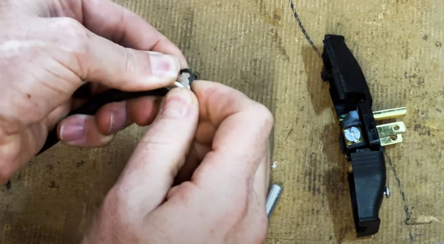Fix a Broken Power Cord in 4 Minutes! – LRN2DIY