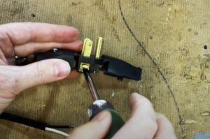 Fix a Broken Power Cord in 4 Minutes! – LRN2DIY